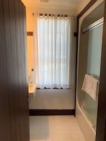Quarto luxo, 1 cama Queen | Banheiro | Produtos de toalete grátis, secador de cabelo, toalhas de banho