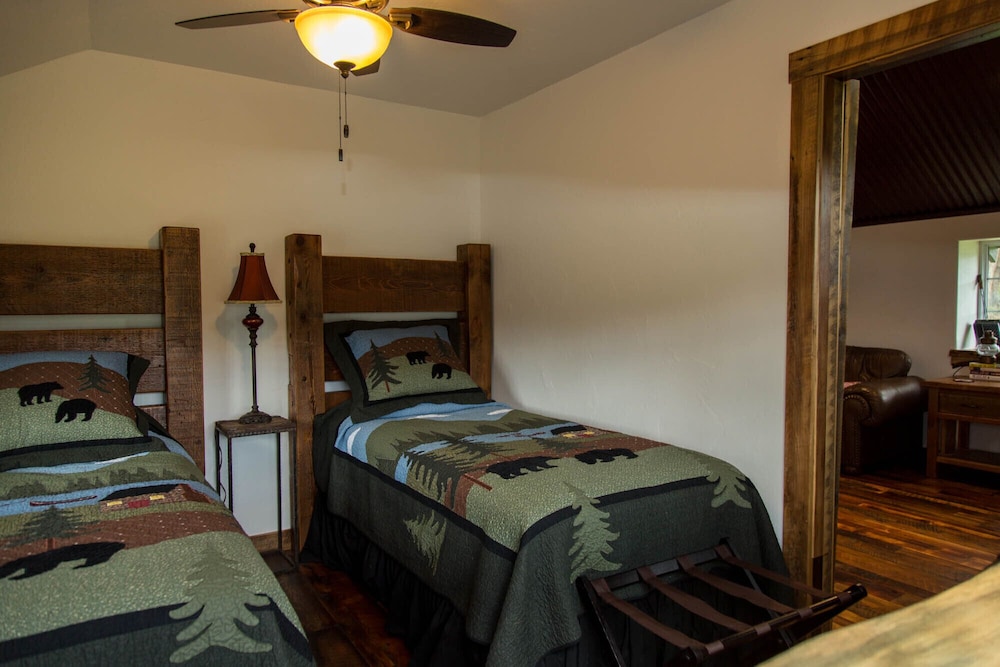 Beautiful Newly Remodeled Log Cabin At Tiny Timbers Resort! - South Fork, CO