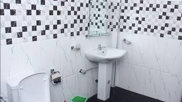 Apartamento, para não fumantes | Banheiro | Chuveiro, chuveiro com efeito de chuva, bidê, toalhas de banho