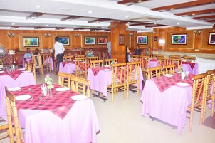 Café da manhã com buffet grátis todos os dias