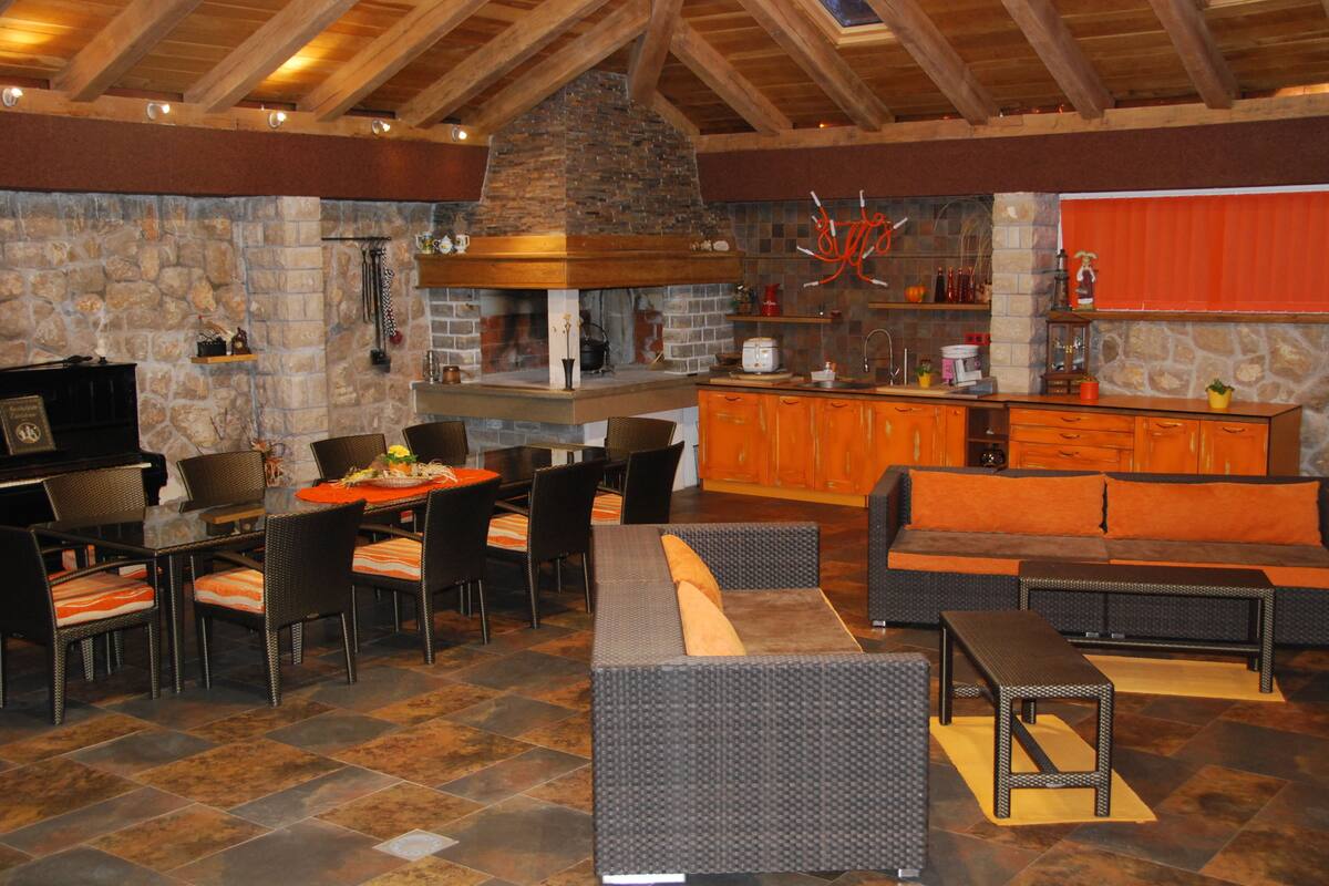 Villa de Luxo, várias camas, não fumadores, vista para a piscina | Sala de estar | Televisor LCD, lareira