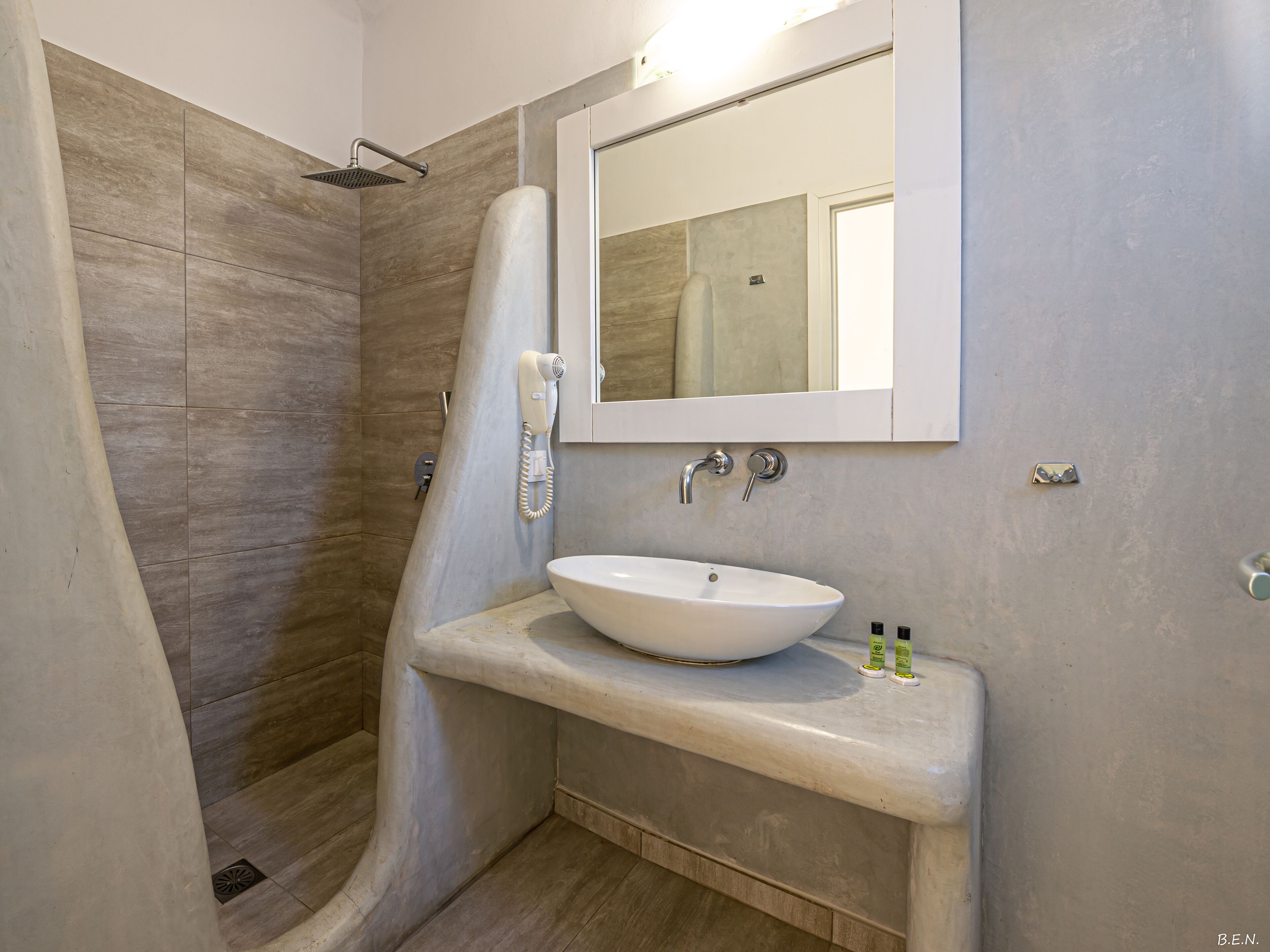 Quarto Triplo Standard | Casa de banho | Um polibã, um secador de cabelo, toalhas fornecidas 