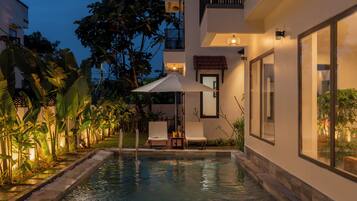 Piscina exterior, da(s) 8:00 à(s) 20:00, guarda-sóis, espreguiçadeiras