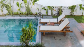 Piscina exterior, da(s) 8:00 à(s) 20:00, guarda-sóis, espreguiçadeiras