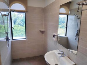 Quarto duplo superior | Pia do banheiro