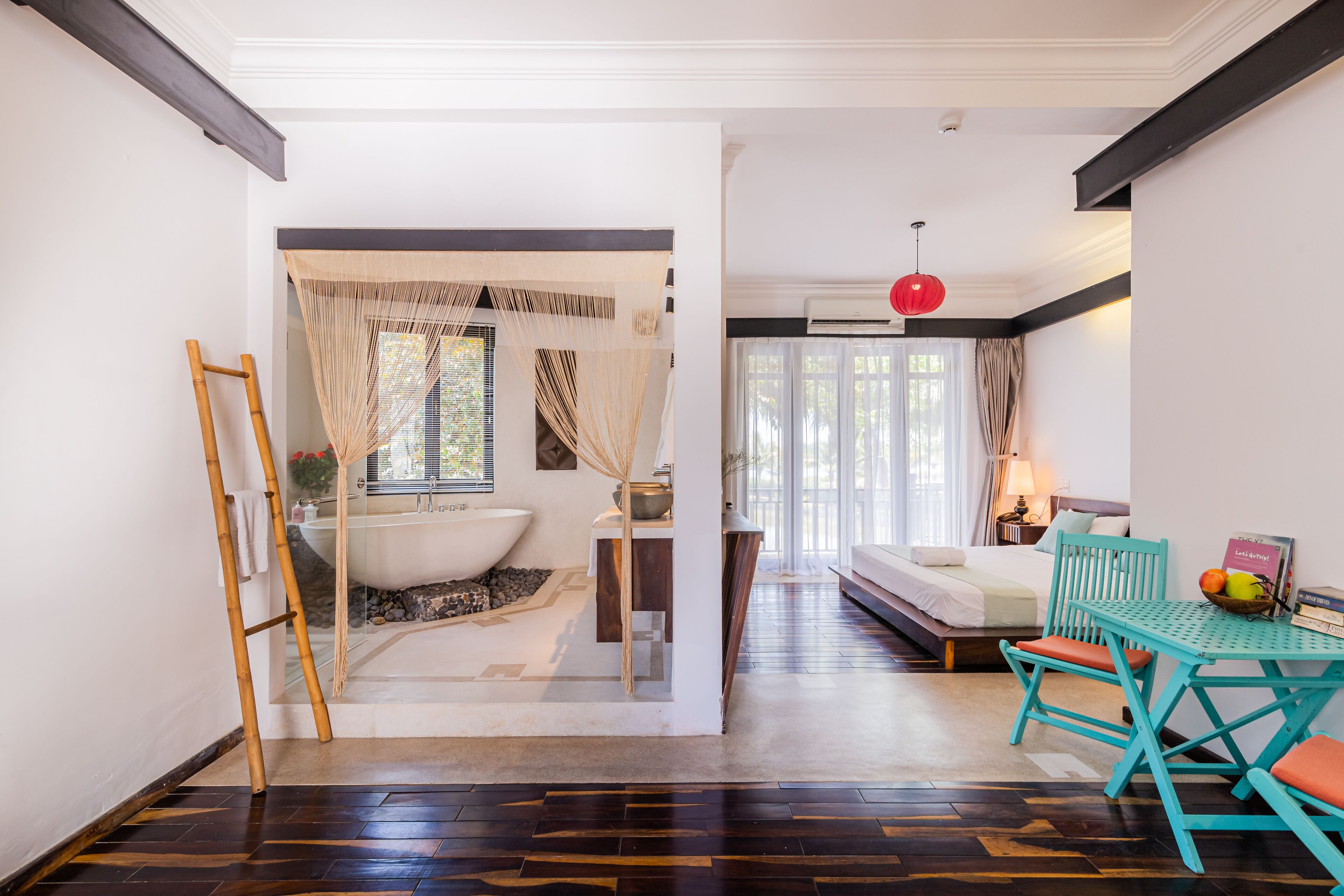 Quarto Duplo de Luxo | Minibar, secretária, secretária adequada para computadores portáteis 