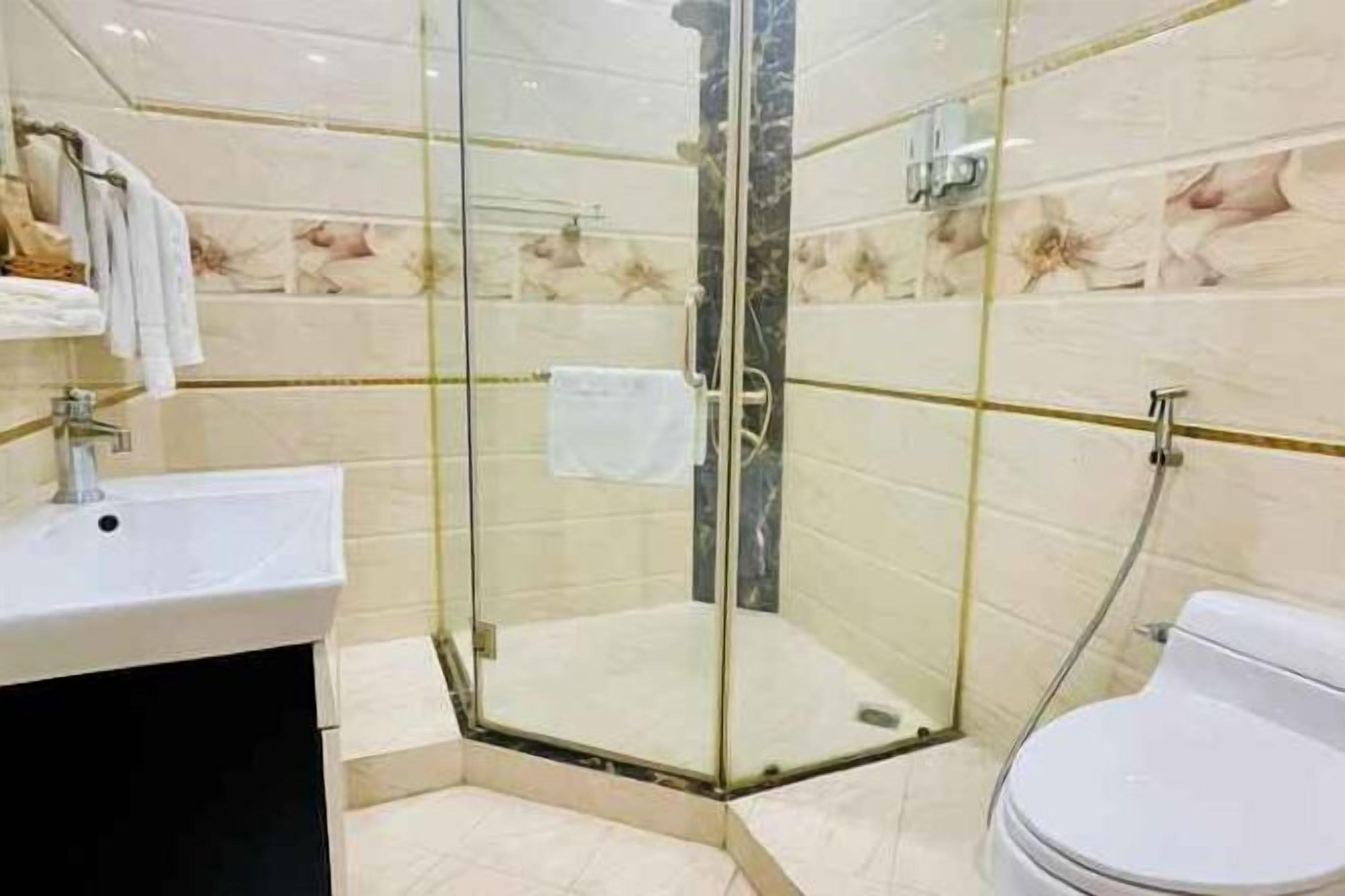 Casa de banho | Um polibã, um chuveiro fixo, artigos de higiene pessoal grátis 