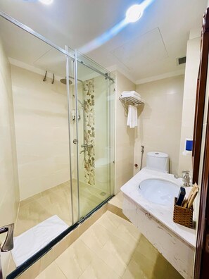 Apartamento Premier, kitchenette, vista para o jardim (Premier) | Casa de banho | Um polibã, um chuveiro fixo, artigos de higiene pessoal grátis 