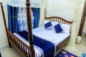 Quarto Standard | 1 quarto, com decoração personalizada, secretária 