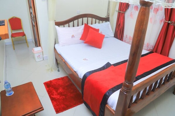 Quarto Standard | 1 quarto, com decoração personalizada, secretária 