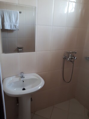 Quarto Standard | Casa de banho | Um polibã, um chuveiro fixo, artigos de higiene pessoal grátis 