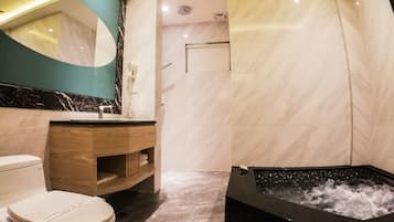 Quarto Duplo Deluxe | Casa de banho | Uma banheira de hidromassagem, um secador de cabelo, chinelos