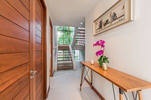 3-Bedroom Villa with Private Pool | Área de estar | TV de tela plana 32 polegadas com canais digitais, TV LED, Netflix