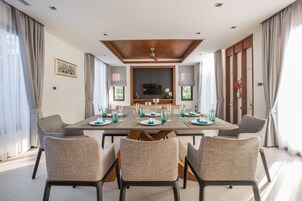 3-Bedroom Villa with Private Pool | Opções para refeição no quarto