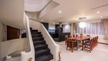 Penthouse Familiar | Sala de estar | Televisor de ecrã plano de 32 polegadas com canais via satélite