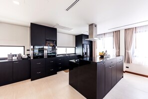Penthouse Familiar | Cozinha privada | Um frigorífico/congelador grande, um micro-ondas, um forno 