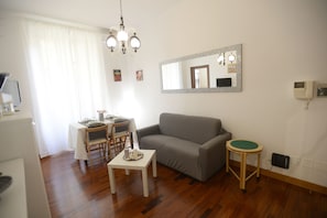 Apartamento, 1 quarto | Sala | Smart TV de 43 de polegadas com canais por cabo, televisor, Netflix 