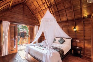 Quarto casal superior | Escrivaninha, Wi-Fi de cortesia, roupa de cama