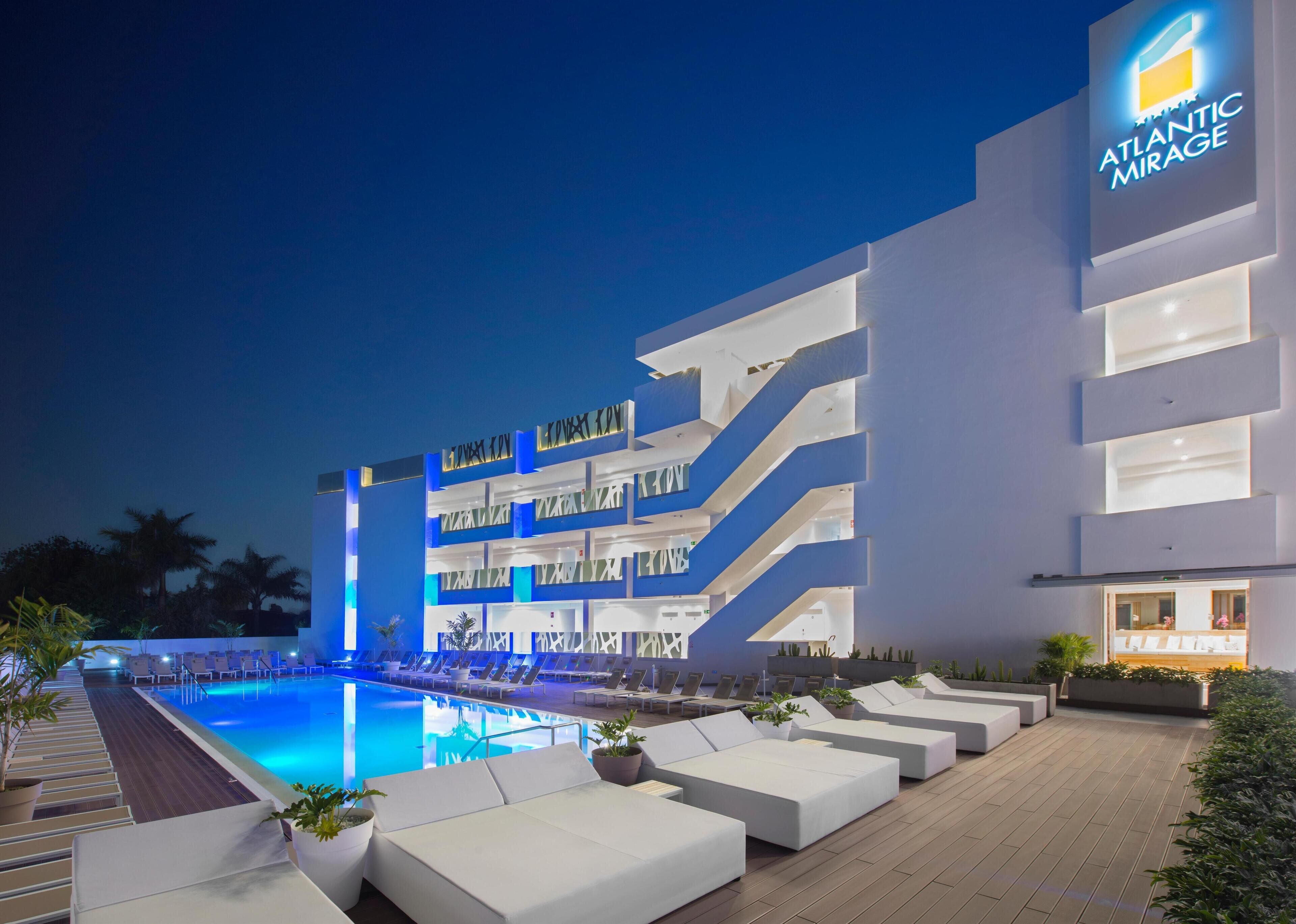Piscina exterior, guarda-sóis, espreguiçadeiras 