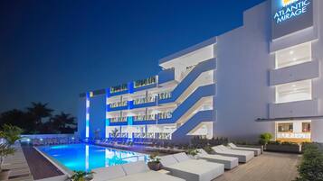 Piscina exterior, guarda-sóis, espreguiçadeiras