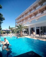 Piscina exterior sazonal, da(s) 9:00 à(s) 19:00, guarda-sóis 