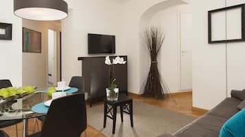 Apartamento superior, 3 quartos | Área de estar | TV LCD