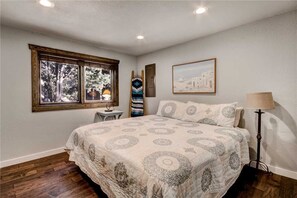 Cabine, várias camas, banheira de hidromassagem grande, vista para a montanha | 4 quartos, Wi-fi grátis, roupa de cama fornecida 