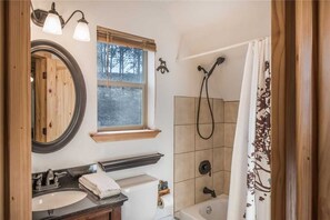 Cabine, 2 camas queen-size, pátio, vista para a montanha | Casa de banho