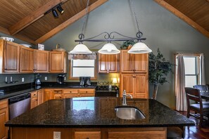 Casa, várias camas, banheira de hidromassagem grande | Cozinha privada | Um frigorífico, um micro-ondas, um forno, uma placa de cozinha 