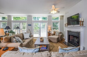 Casa, 4 quartos, lareira | Área de estar | TV de tela plana, lareira