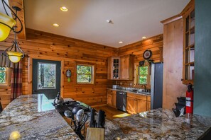 Casa, várias camas, banheira de hidromassagem grande | Cozinha privada | Um frigorífico, um micro-ondas, um forno, uma placa de cozinha 
