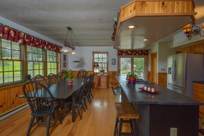 Casa, várias camas, lareira, vista para o campo de golfe | Cozinha privada | Geladeira, micro-ondas, fogão, cooktop