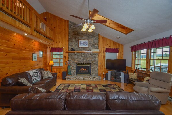 Casa, várias camas, lareira, vista para o campo de golfe | Sala de estar | TV, lareira