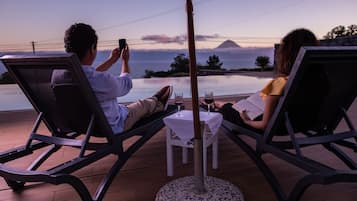 Terraço com espreguiçadeiras
