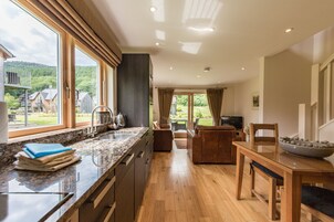 Vila superluxo, 1 quarto, sacada, vista para o resort (11 MAXWELLS) | Cozinha privada | Geladeira grande, micro-ondas, fogão, cooktop