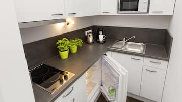 Apartamento conforto | Cozinha privada | Geladeira, micro-ondas, cooktop, cafeteira/chaleira