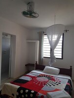 Quarto casal standard, para não fumantes | Escrivaninha, cortinas blackout, ferros/tábuas de passar roupa