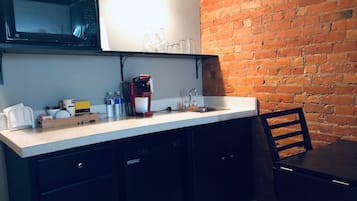 Quarto Clássico, 2 camas queen-size, não fumadores | Kitchenette privada | Um frigorífico, um micro-ondas, uma cafeteira/bule