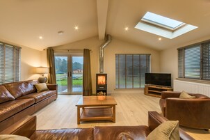 Cabana superluxo, 3 quartos | Área de estar | Smart TV 45 polegadas com canais digitais, TV, lareira