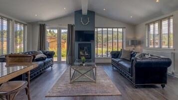 Sybilla, sleep 6, sauna, hot tub, pet friendly | Área de estar | Smart TV 45 polegadas com canais digitais, TV, lareira