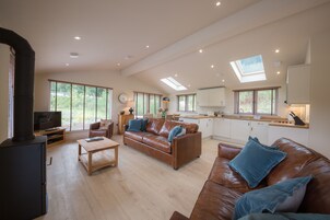 Tanfield Lodge | Sala de estar | Smart TV de 45 de polegadas com canais digitais, televisor, lareira 