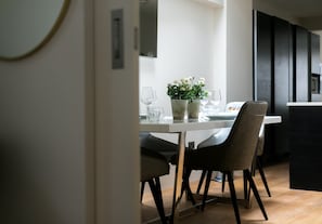 Apartamento, 1 quarto | Sala de estar | TV de ecrã plano 