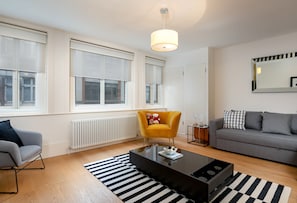Apartamento, 1 quarto | Sala de estar | TV de ecrã plano 