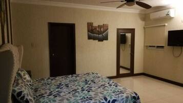 Apartamento, 1 cama King, para não fumantes | Ferros/tábuas de passar roupa, Wi-Fi de cortesia, roupa de cama