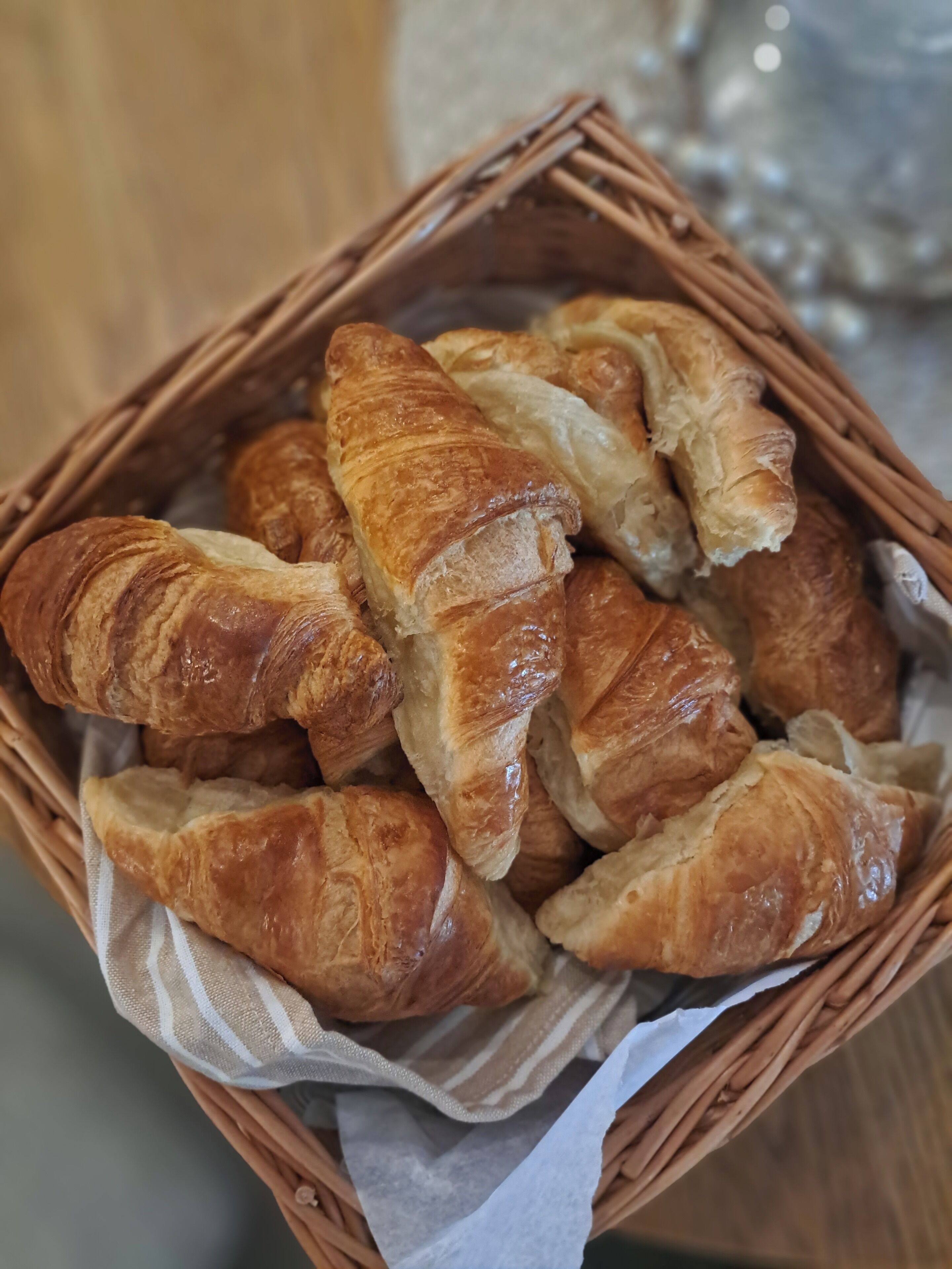 Uma cesta com croissants.