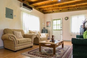 Villa, 1 cama king-size, não fumadores | Sala | TV de ecrã plano