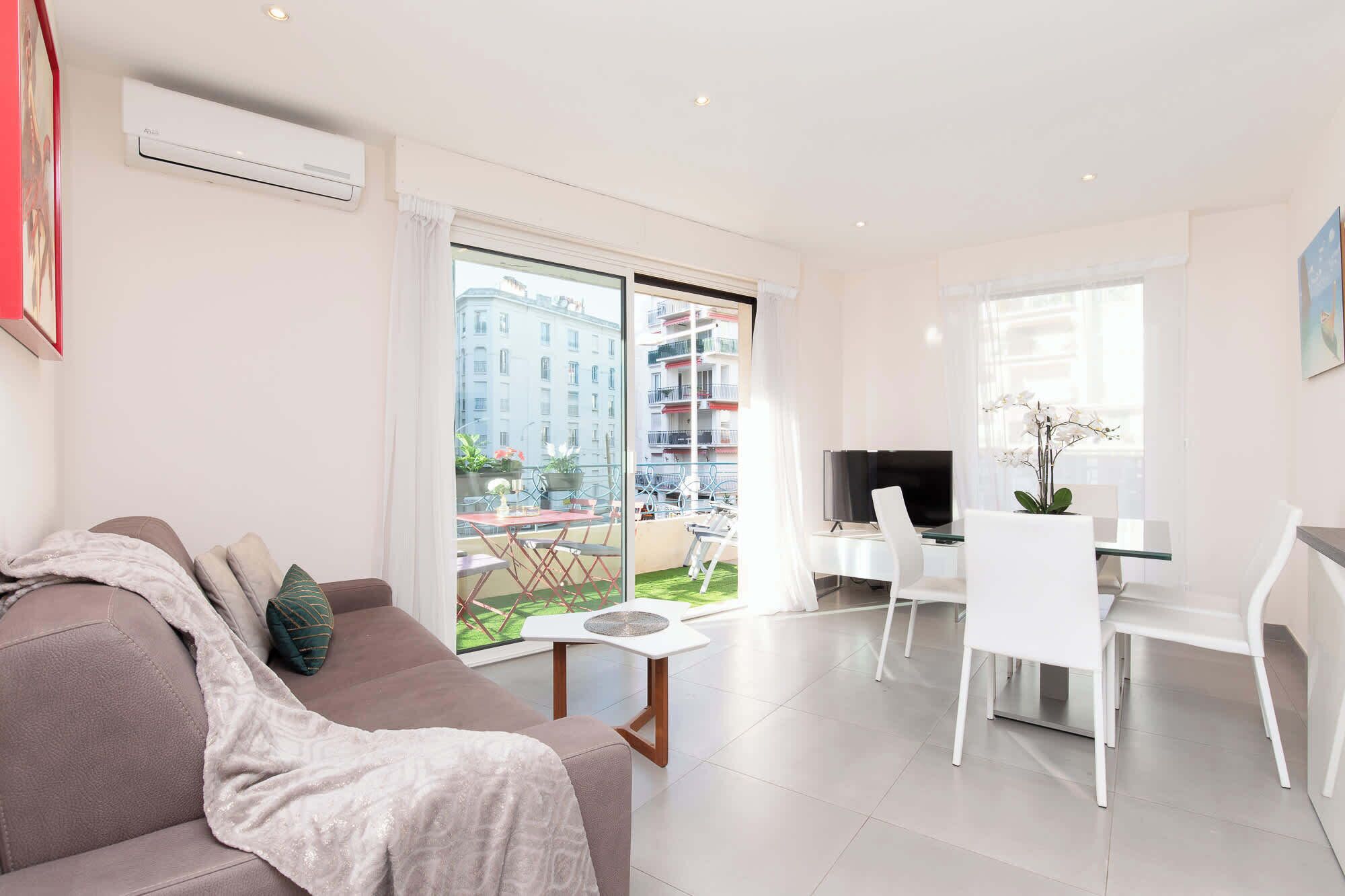 Marriott: 2 Beds / 2 Baths Sea View - Cannes