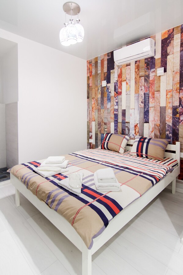 Apartamento família, várias camas, para não fumantes | Ferros/tábuas de passar roupa, Wi-Fi de cortesia, roupa de cama