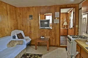 Quarto standard, 1 cama Queen, para não fumantes | Área de estar | TV