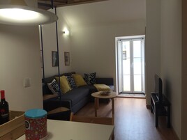 Duplex, 2 quartos | Sala de estar | TV de tela plana 32 polegadas com canais a cabo, TV